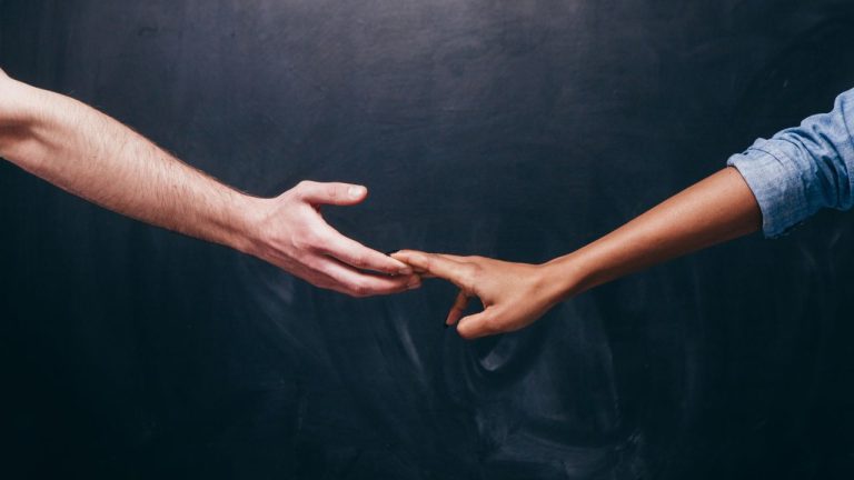 9 Tips for Resolving Conflict Between Friends | Holaquiz Blog